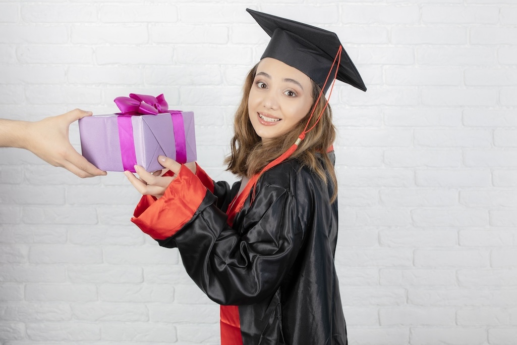 10 Best Cosmetology Graduation Gifts (Practical, Pro-Ready Ideas)