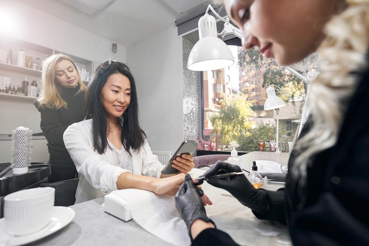 Nail Salon Commission Rates 2026: Complete Guide for Owners